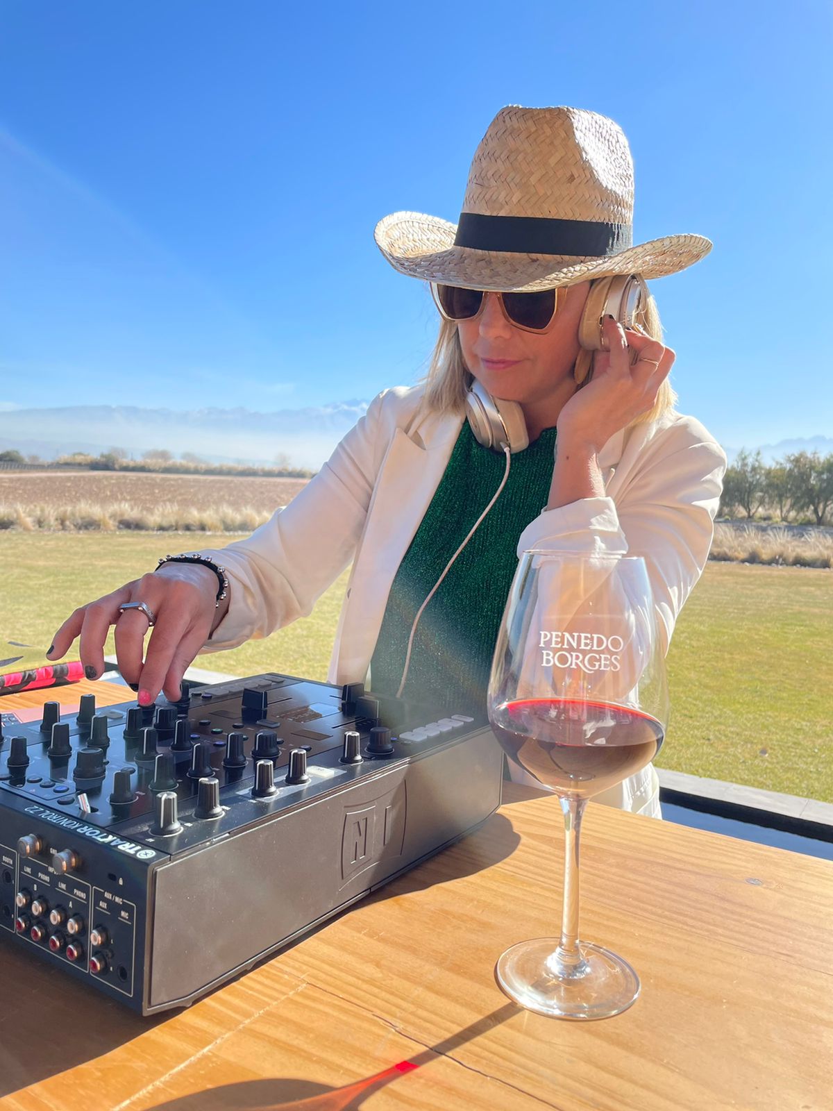 Lore Henríquez, DJ: “Busco vibrar alto en cada momento de mi vida” - Voilà